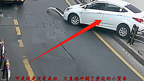 这司机的车技真绝了!倒车撞墙,前进撞车,监控拍下这可笑一幕!