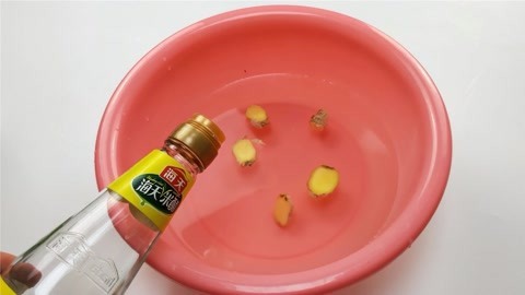 白醋加它洗头,几天白发自然变黑,再也不用去染发了