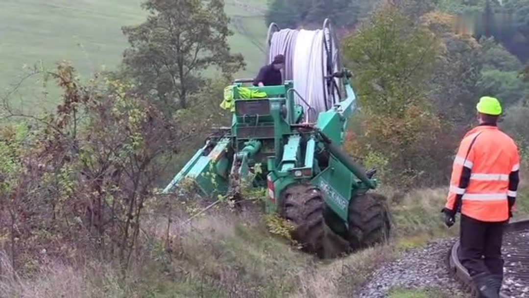 工地使用的地下穿线机器比人工快几十倍, 这机器厉害了啊!