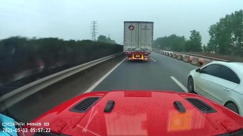 行车记录仪:大哥不带你这样开车得,你快你先走还不行嘛