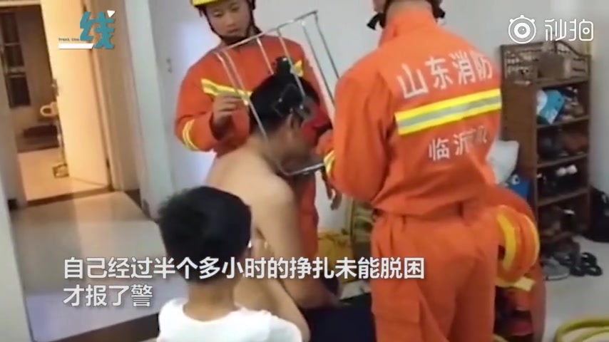 亲生的!父亲逗孩子玩头部被不慎卡进凳子里 儿子却在一旁拍照