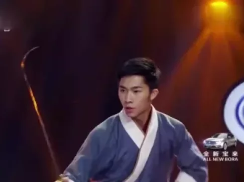 香港95后青年武术表演“黄飞鸿”舞旗热血沸腾
