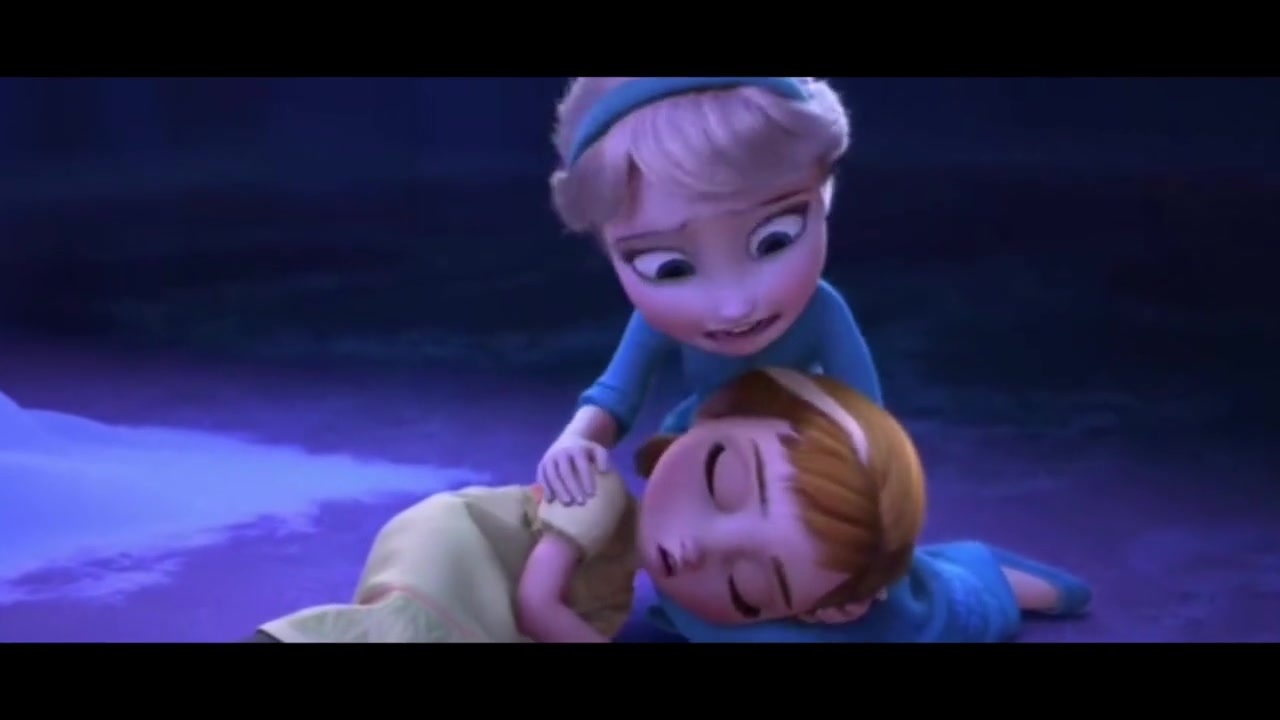 经典动漫:艾莎失手用冰雪魔力打晕了安娜,还把整个宫殿都冻住了