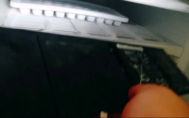 拆笔记本取硬盘发现电池膨胀,把电池放冰箱总算廋了下来