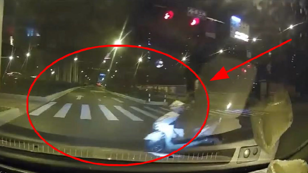 车祸现场:开车转弯都能撞上电瓶车,心疼小哥三秒钟