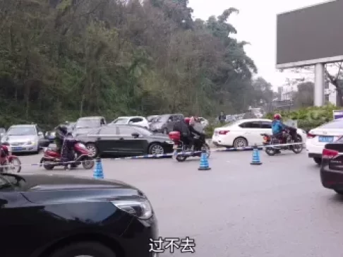 提前出门可以避免,午饭时间,还在路上堵着的,尴尬场面