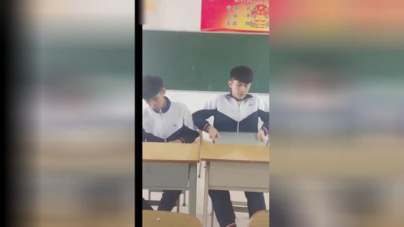 你不知道学校的规章制度是不能玩手机的吗,那好吧我玩这个好了