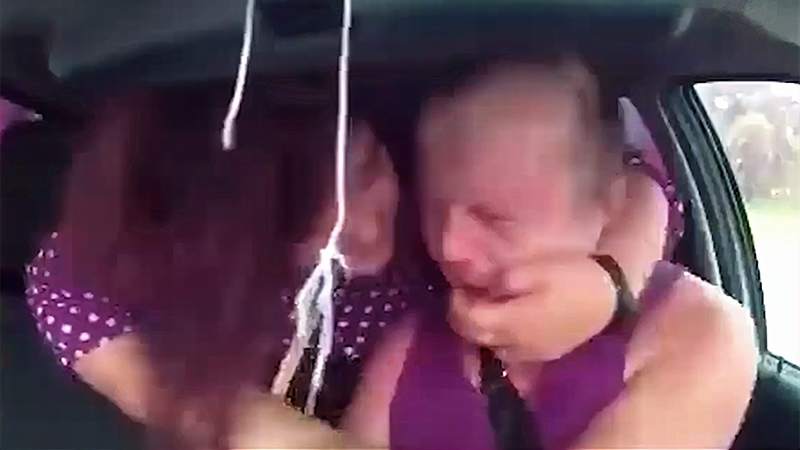 实拍:女乘客连续重拳殴打出租车司机 挖眼、抠嘴、抢方向盘!