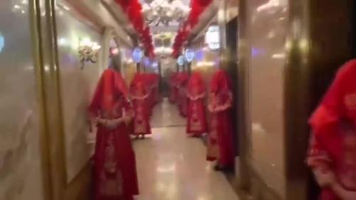 酒店管理者实属运营鬼才,刚复工就让所有服务员穿秀禾服