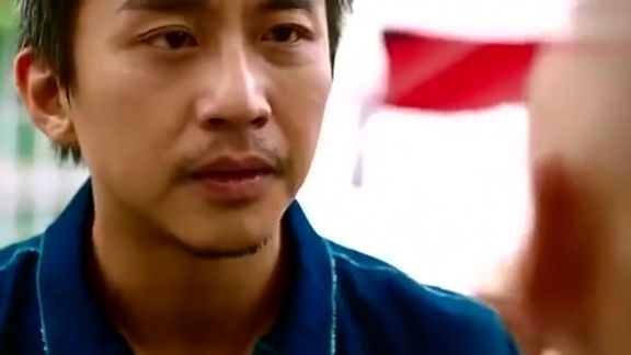 从你的全世界路过:傻子被人欺负 自己反抗反倒被抓了起来。