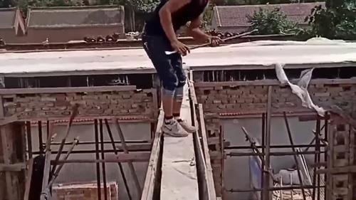 平衡感差的人千万别这样拆模,看看广西这拆模的手法怎么样?工人师傅...