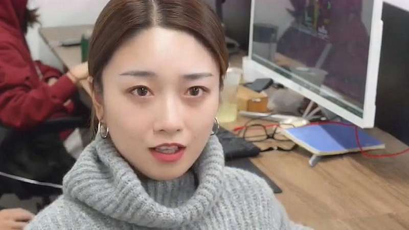 美妆达人:被迫参加晚宴,毛衣秒变晚礼服救场,这样效果可以吗?