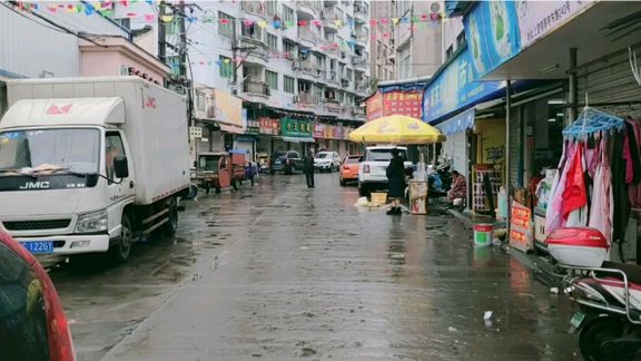 实体店一年不如一年,不知道可以撑多久,只有增加特色服务能支撑
