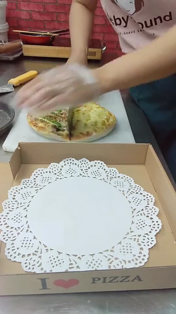 ...什锦水果双拼披萨,因为有客人在 我没能录做法,有时间我一定录制作...