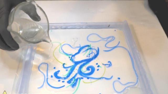 神奇的记号笔,画的东西能在水上漂浮起来,拿在手里能玩一天