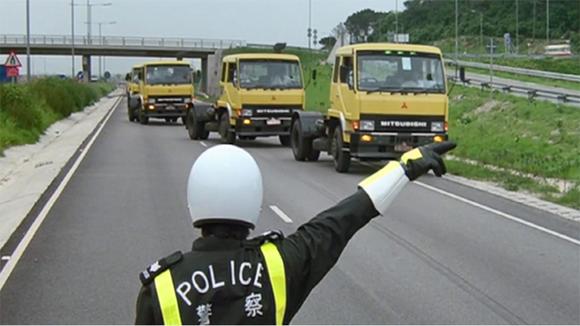 六大搞笑开罚单片段,停下车居然被扣46分,成龙直接给车队开单