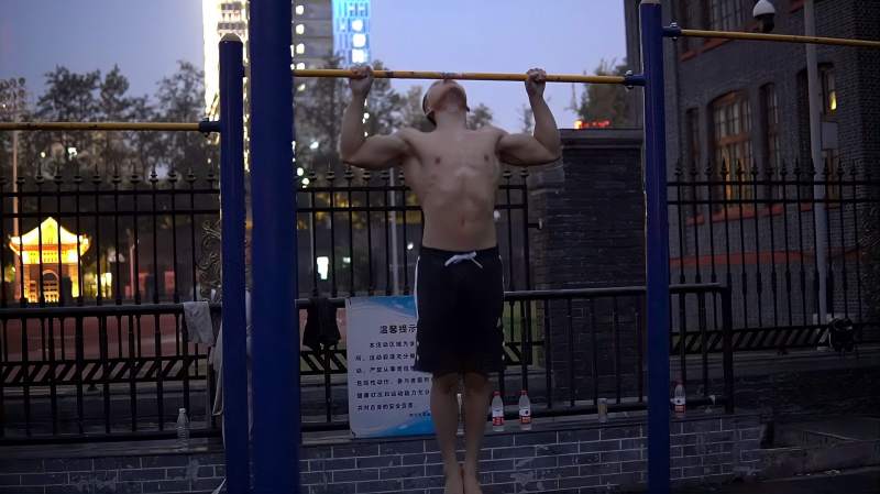 牛人的基础力量训练,40引体向上和75双杠!