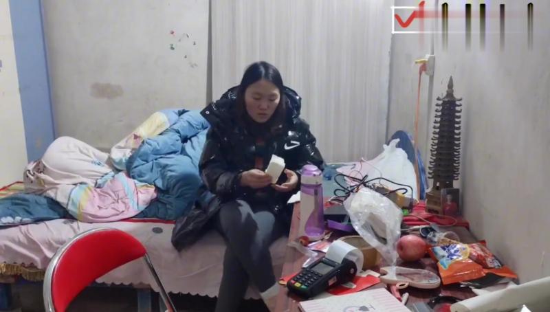 农村小伙补办信用卡,妈妈知道后大吵小伙,无奈的小伙解释不清楚