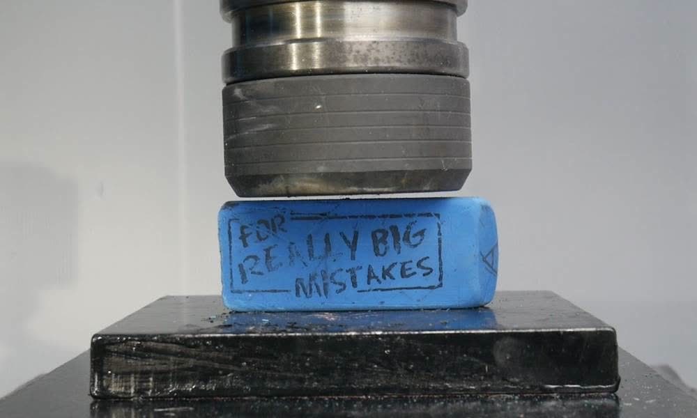 巨型橡皮遇上液压机,你猜会发生什么?网友:橡皮擦变成橡皮泥?