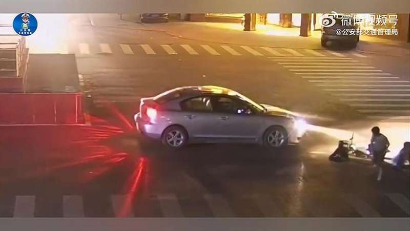 【10岁少年骑电动车逆行过路口 结果…】近日在安徽凤台县,10岁的...