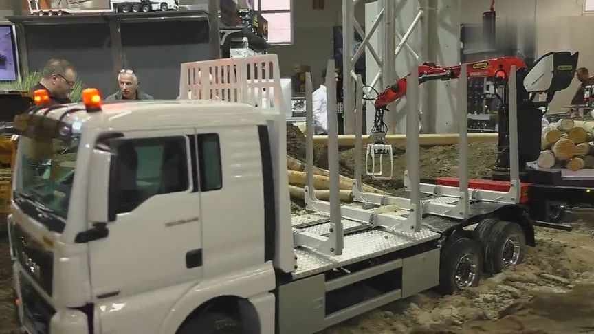 RC规模1:16模型汽车起重机在工作 木材装载