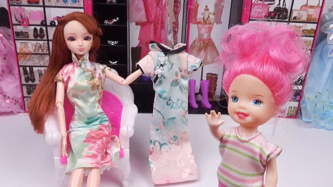 芭比娃娃一家人去服装店买衣服,妈妈穿上漂亮的中式旗袍,太美啦