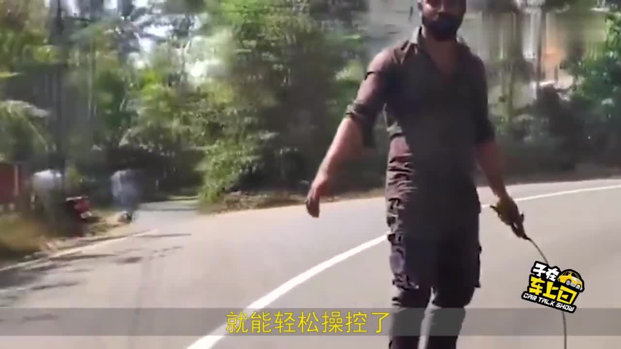 印度小伙买不起车,把废品做成电动滑板,启动那一刻网友不淡定了
