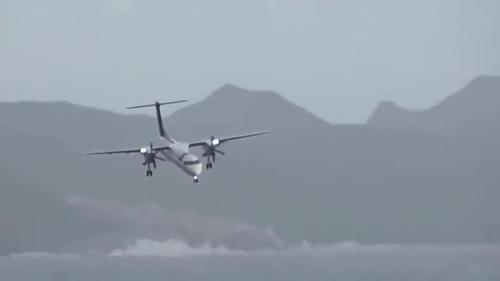 在侧风降落的小型客机,过程十分惊险