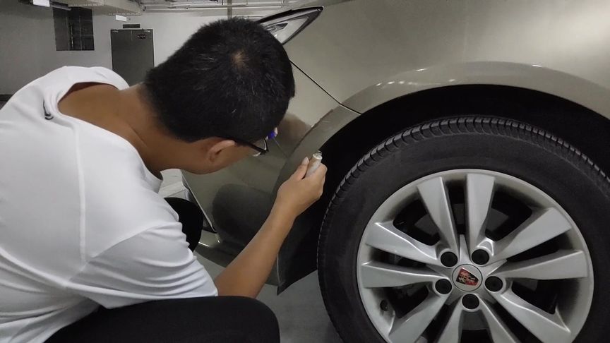 汽车补漆维修店要价400伤不起,小辉:三年车自己花十元动手搞定