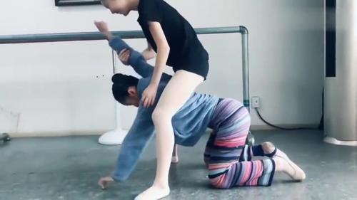 舞蹈生基本功训练,看着就特别的痛苦