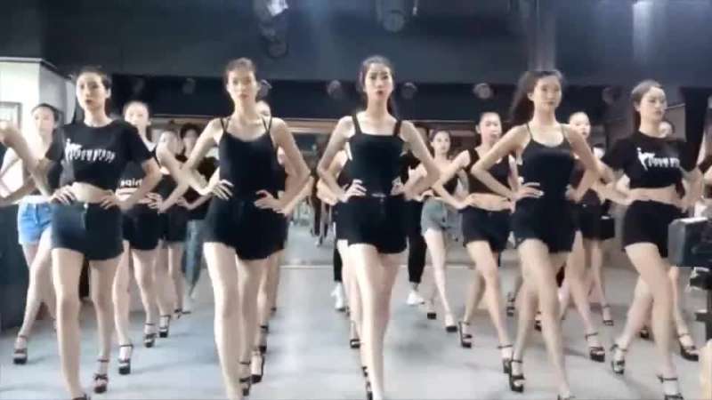 模特的走路训练视频,让我们一起长见识吧