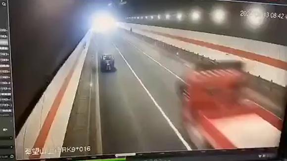遵守交通法规,各行其道!