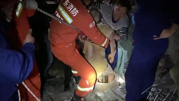 75岁老人掉入10米深水井,消防员教其扣安全腰带后从井底拉出