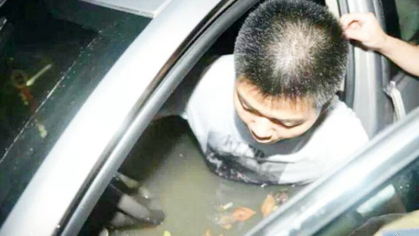 汽车掉水里怎么办?别慌,这样做就可以自救!