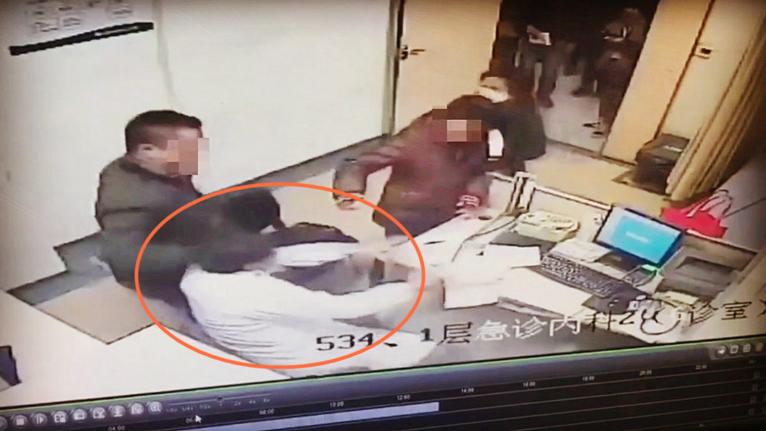医患纠纷何时休!监拍男子为女看病求插队不成竟暴打诊治医生!