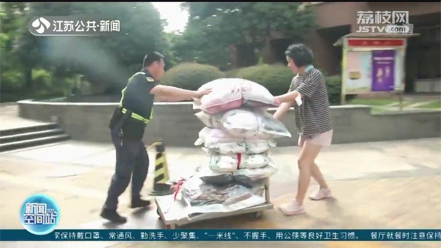 小区里忙碌的“大管家”:干起活来衣服就没干过