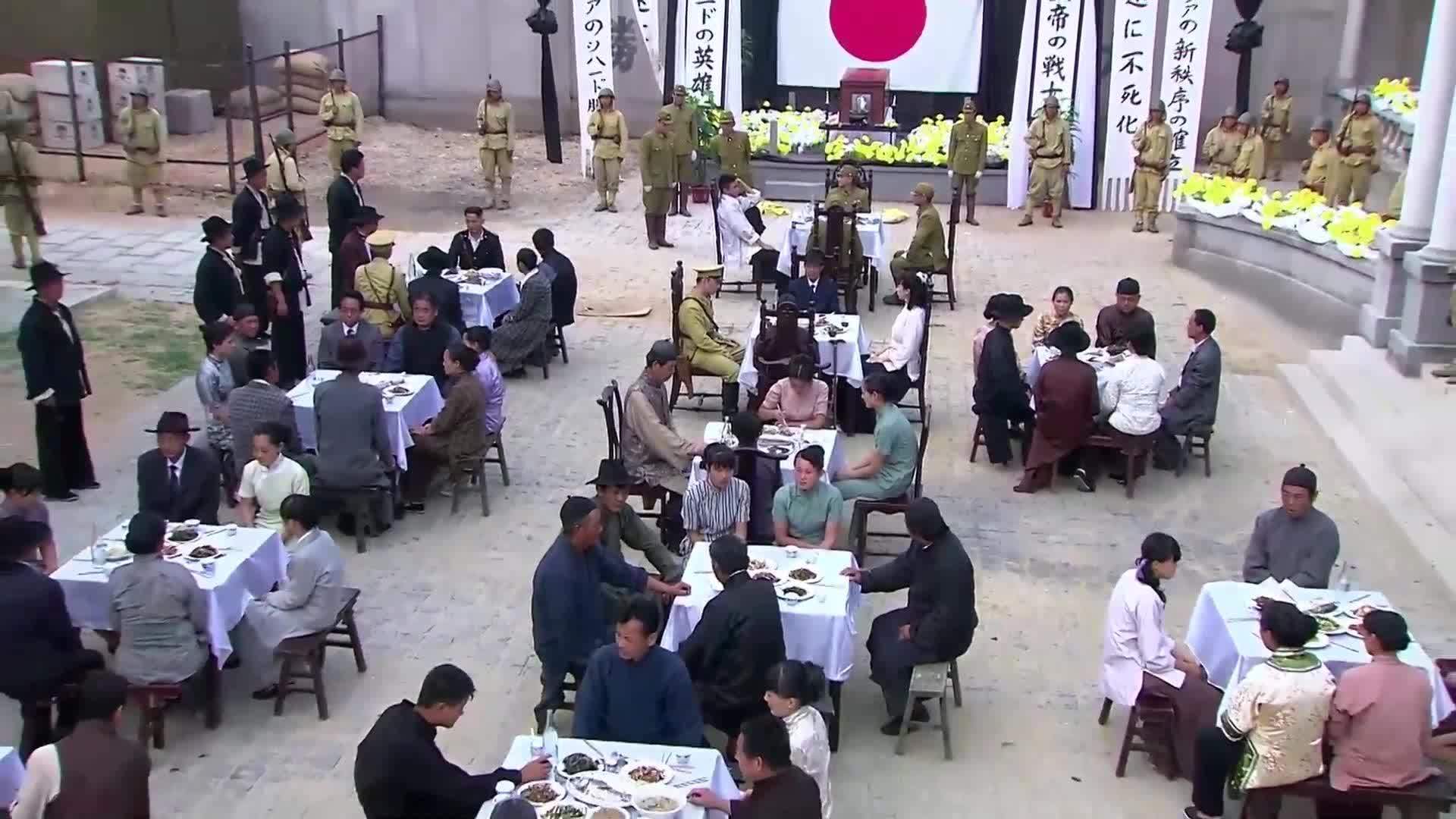 传奇:鬼子请中国人吃席,殊不知背后有狙击枪瞄准,要惨了