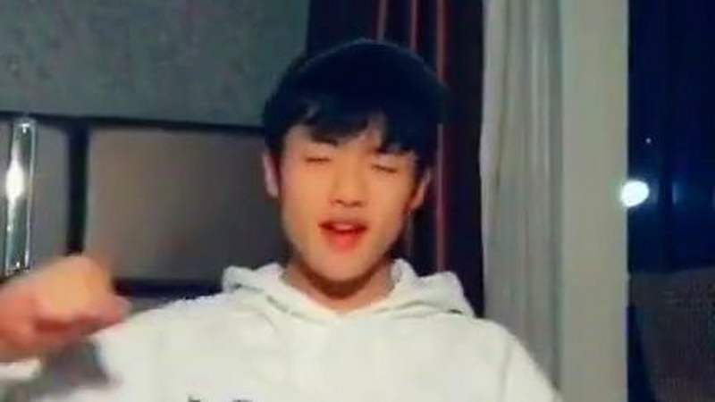 炫酷少年手势舞表演秀,动作简单又帅气!