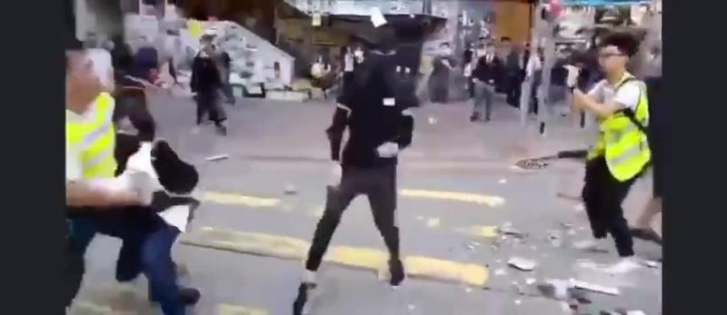 ... 今天早上香港激进示威者在全城设置路障,破坏地铁,强行制造全程“...