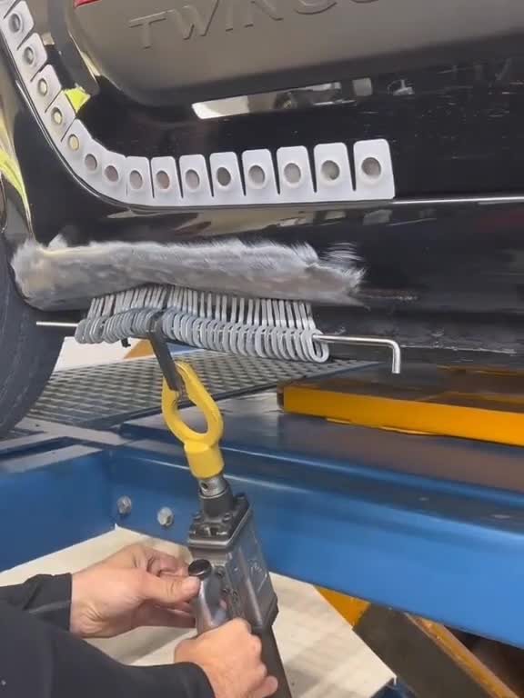 国外小伙是这样子修复车门凹陷的,你感觉和我们有什么区别吗?