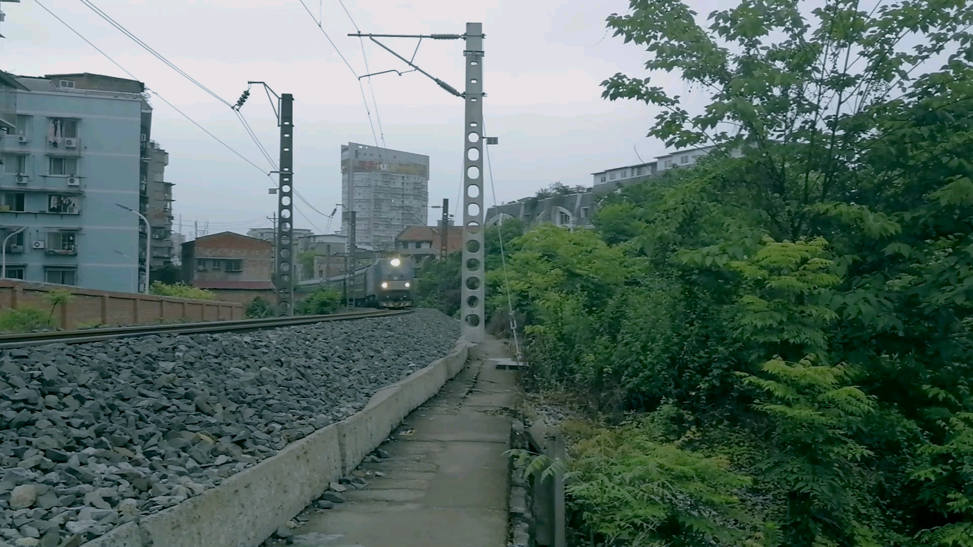 5612次列车外加几节回送车厢