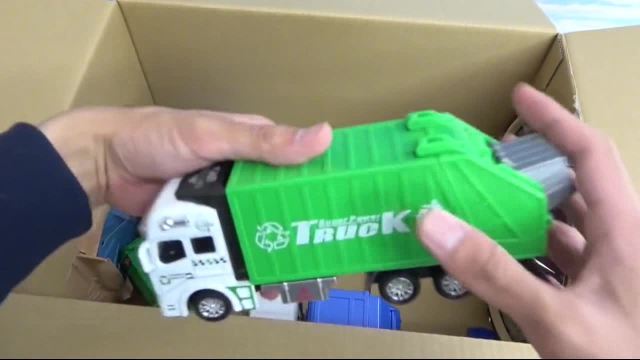 绿色的垃圾车排排队跑进了玩具箱里