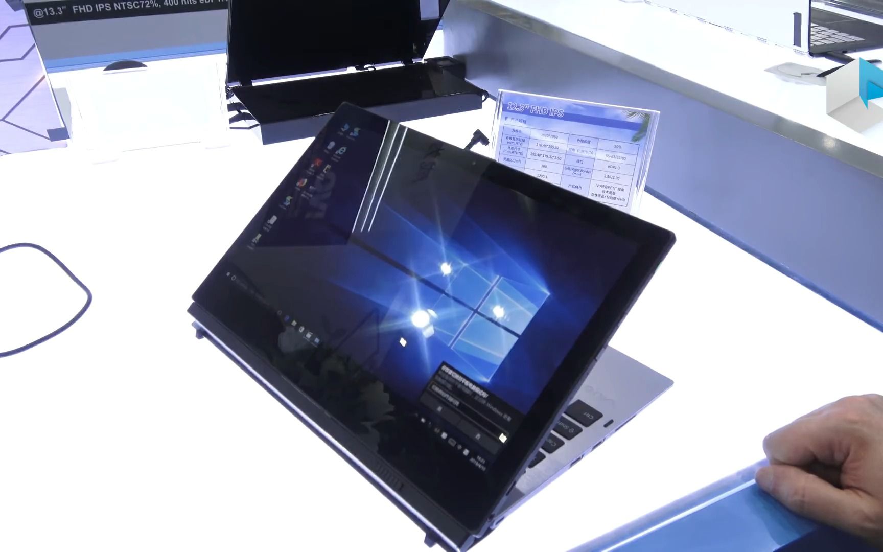 VAIO A12 可分拆、翻转的二合一平板与稳定支架结构- YouTube