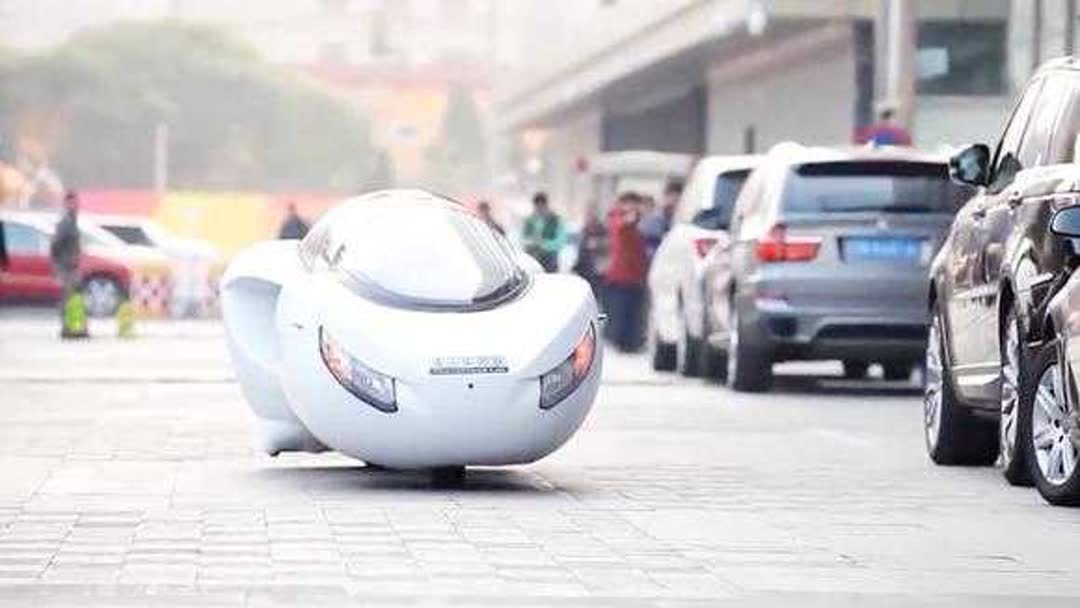 中国首创2轮电动车来了,大卡车都撞不倒,原理真的很简单!