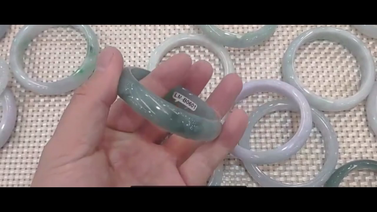 几千块钱翡翠手镯的选择,不是所有手镯都贵。
