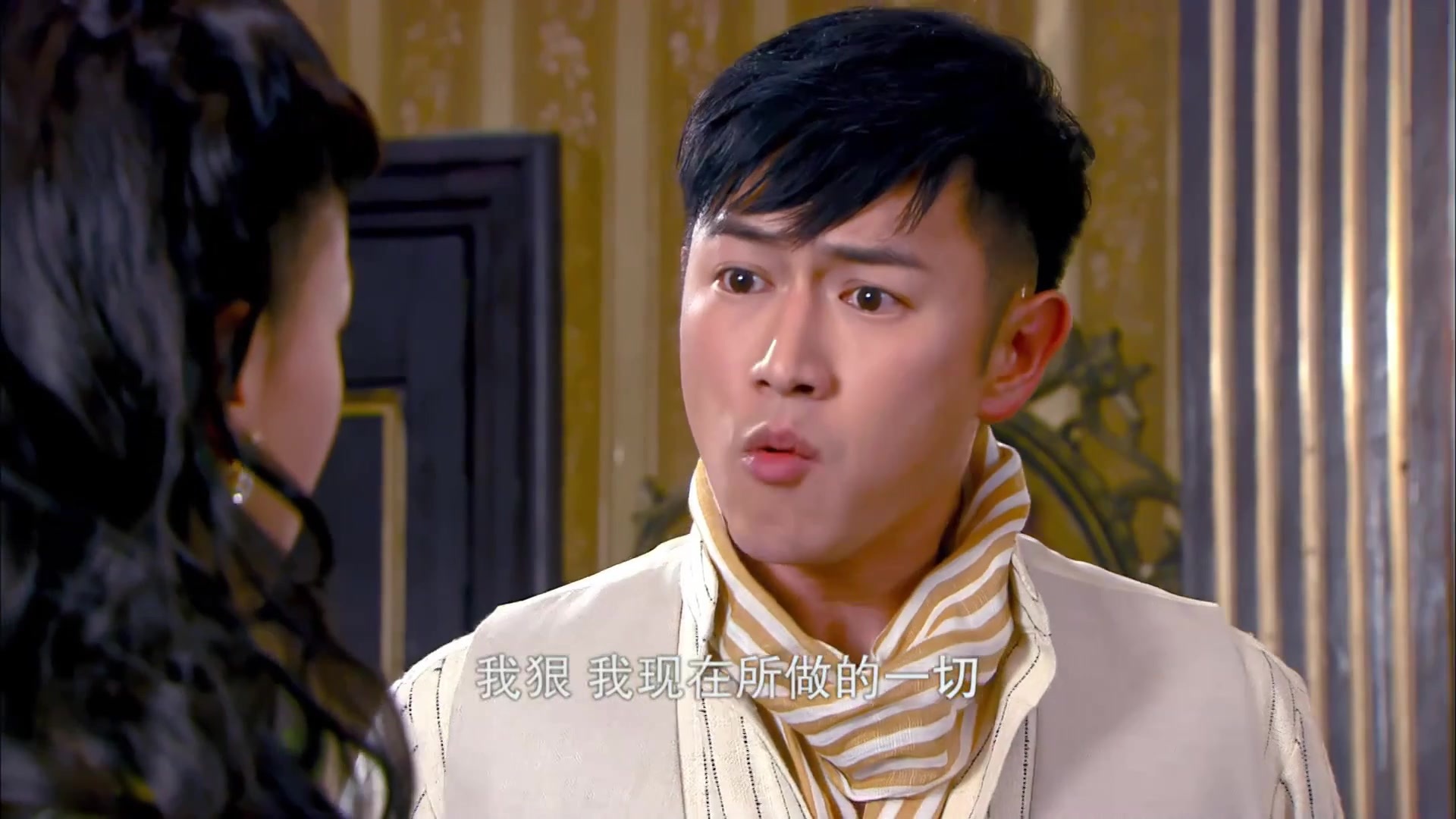 影视:女子正得意欺负残疾小伙,下秒小伙从轮椅上站了起来