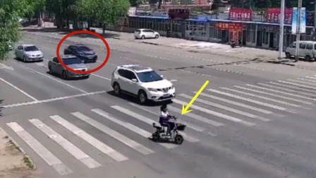 电动车任性变道,路口遇上不守规矩的小车!悲剧了