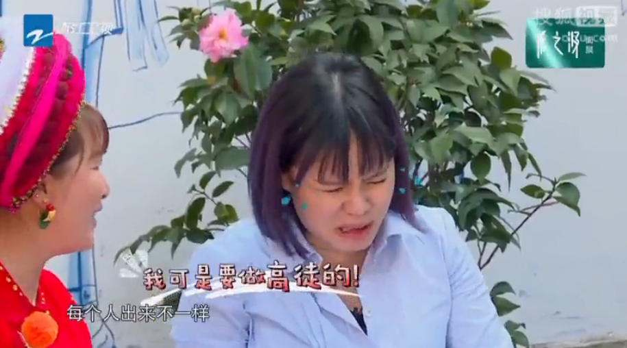 四人体验白族扎染技艺 民族风作品出炉