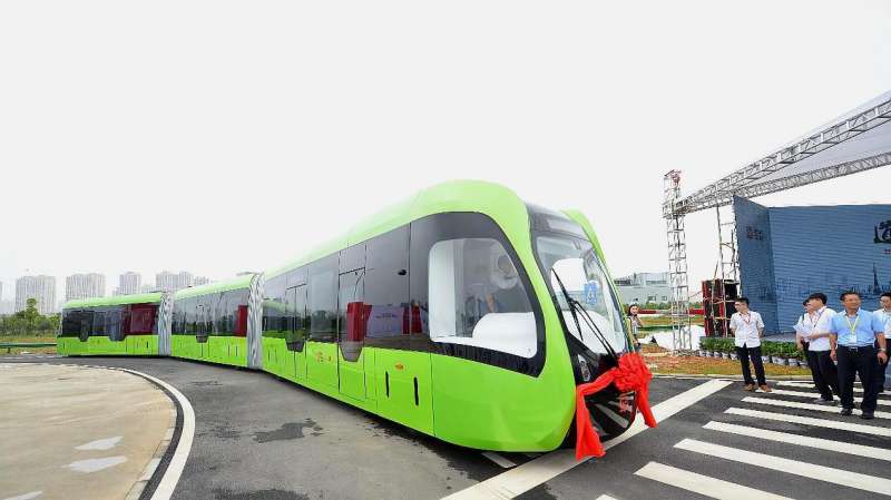 继高铁之后,终于等来“无轨火车”现身,网友称:厉害了我的国!