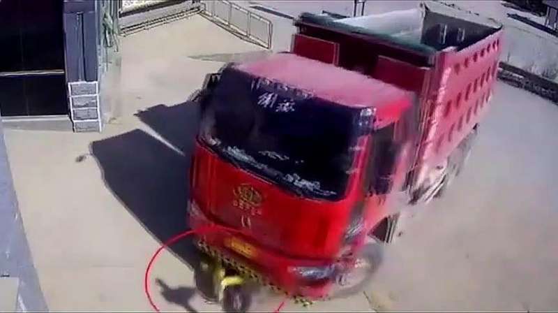 安全行车:闯到盲区里的电动车,无助的绝望挣扎